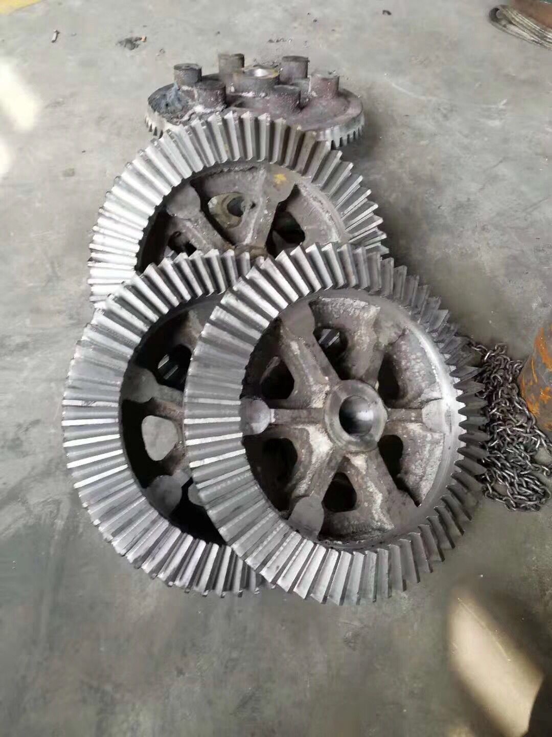 Differential 20CrMnTi Spiral Bevel Kiln Pinion Gears And Gear Box ...